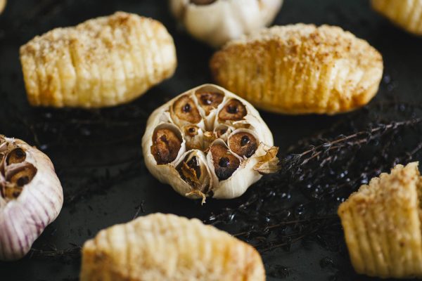 SWEDISH HASSELBACK'S POTATOES W. THYME AND ROASTED GARLIC - Good Eatings