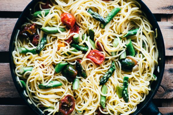 GARLICKY ASPARAGUS + TOMATO SUMMER SPAGHETTI - Good Eatings